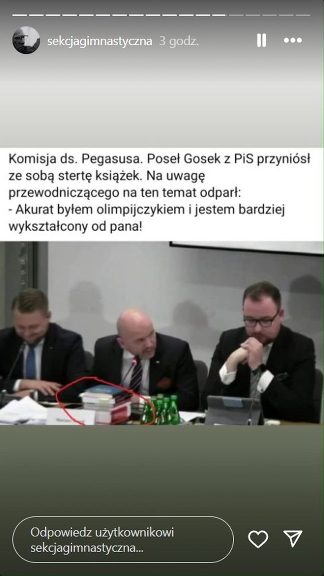 Oczytany Mariusz szpanuje książkami na spotkaniu. Sieć zalały memy!