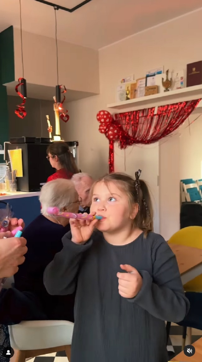 Marta od Karola poszła z córką do wyjątkowej kawiarni. Tego dnia wskoczyła w krótki płaszczyk i ...