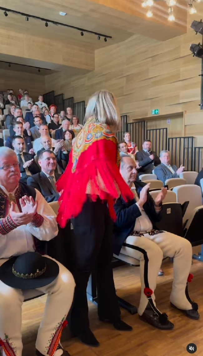 Marta od Karola wyraźnie wyeksponowała tył w obcisłych spodniach. Jej figurę widać jak na dłoni