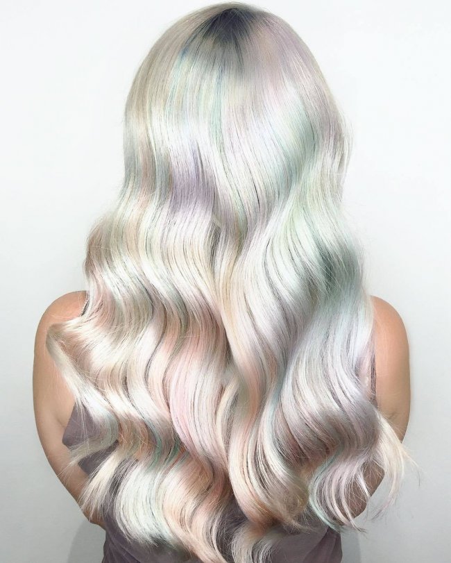 Opalizujący blond zamiast platyny. Co powiecie na ten niezwykły kolor ...