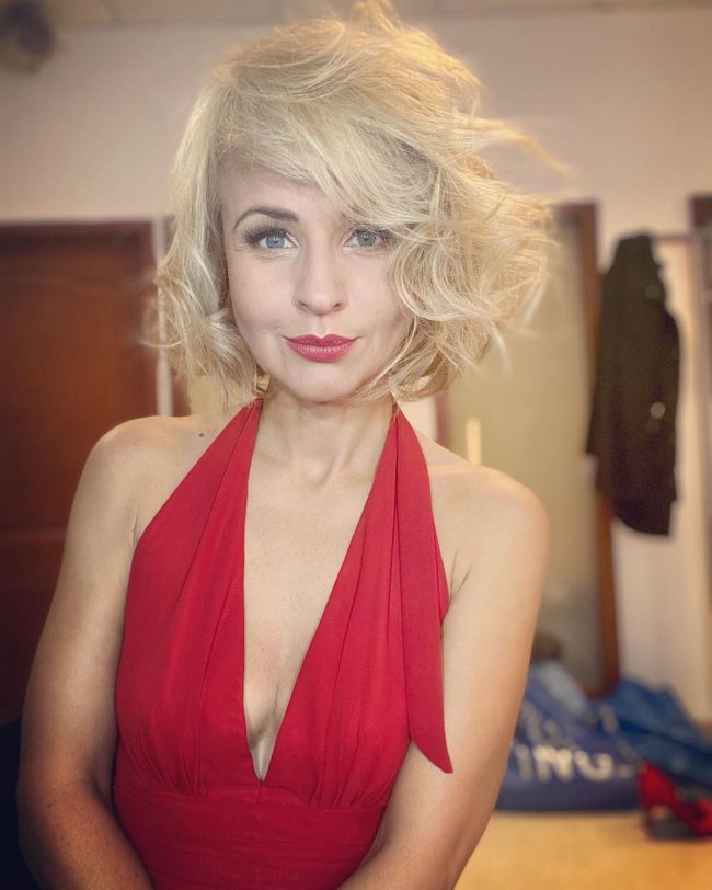 Monika Dryl zaszalała z fryzurą! W ciemnych włosach i grzywce wygląda ... Monika Dryl zaszalała z fryzurą! W ciemnych włosach i grzywce wygląda ...