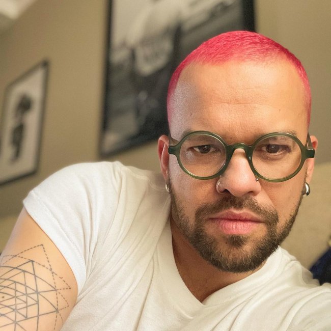 Michał Piróg znów zaszalał z fryzurą. Teraz ma platynowy blond! A ... Michał Piróg znów zaszalał z fryzurą. Teraz ma platynowy blond! A ...