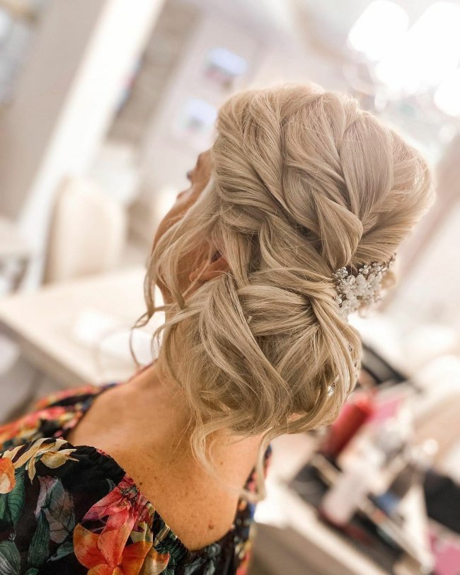 Odmładzające fryzury na wesele dla mamy panny młodej. Upięcia, pixie ...