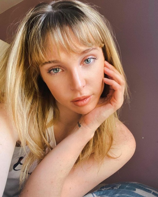 Najmodniejsze grzywki na jesień 2022! Curtain bangs, bottleneck bangs ...