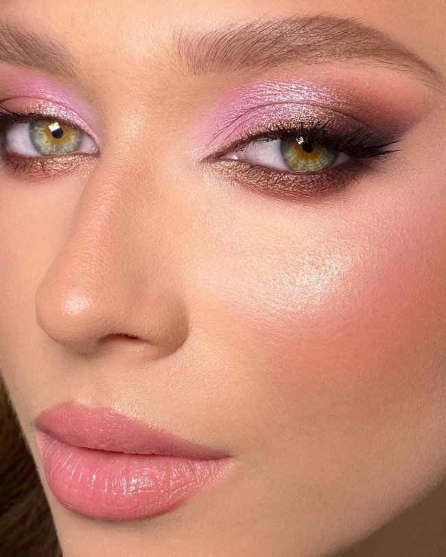 Trendy make-up na jesień 2022! Mieniące się cienie, foxy eyes i nie tylko!