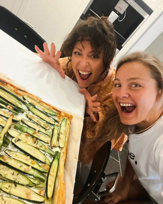 Małgorzata Socha w długiej do ziemi, czarnej, błyszczącej sukience ...