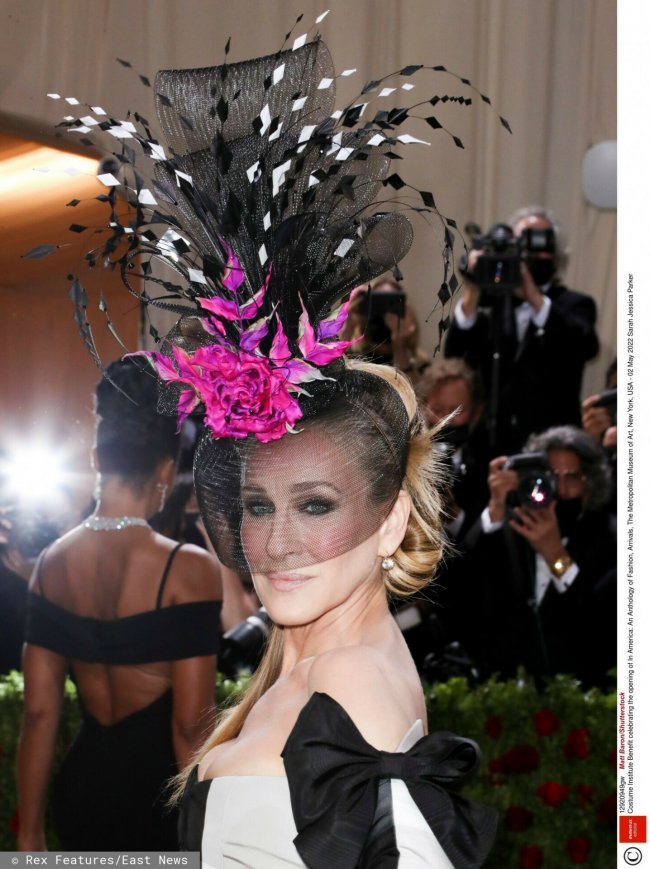 Sarah Jessica Parker w roboczym kombinezonie i z torebką w kształcie ...