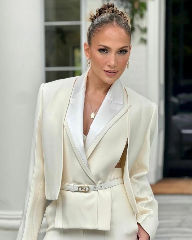 Jennifer Lopez z czarnej sukni z głębokim dekoltem i rozcięciem ...