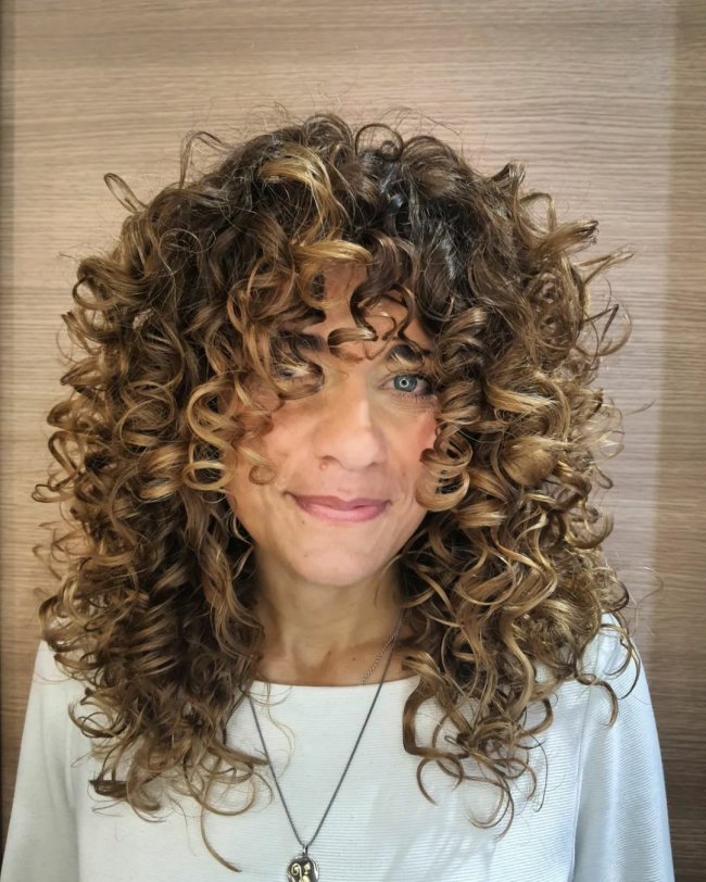 Curly bob - wielki powrót loków w połączeniu z kultową fryzurą. Zobacz ...