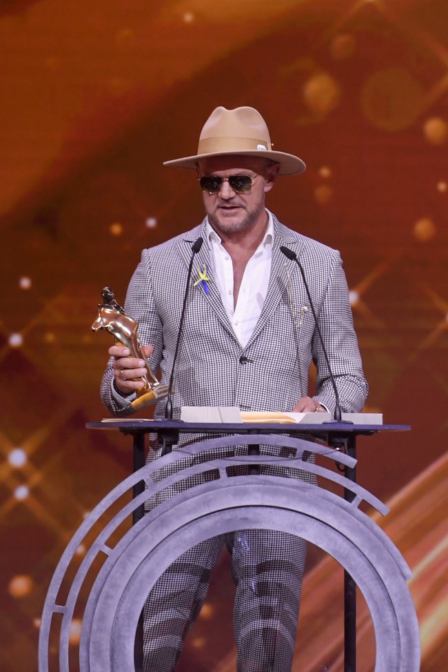 61-letni Cezary Pazura dumnie obnosi się swoimi walorami! Szerokość ma ... 61-letni Cezary Pazura dumnie obnosi się swoimi walorami! Szerokość ma ...