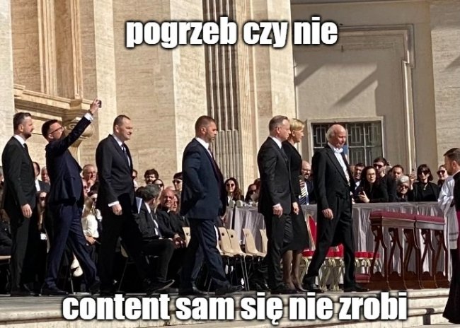 Szymon już nie Gigachad zaliczył wpadkę na pogrzebie Franciszka. Zrobił ...