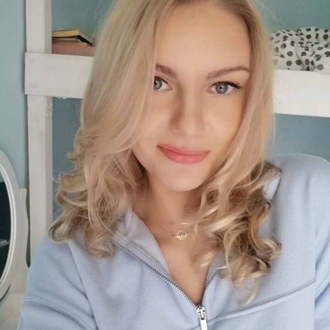 Zamiast małej Kasi na zaprzysiężeniu Karola Nawrockiego zasiadła za nim inna blondwłosa piękność ...