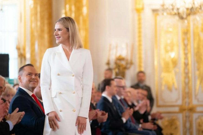 Marta od Karola zagrała nóżką w białej kiecce. Odsłoniła nogi do nieba w kusej kreacji