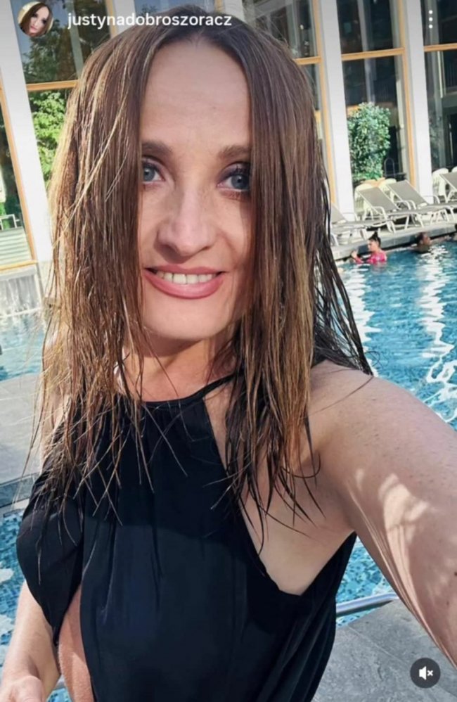 Justyna Dobrosz-Oracz wskoczyła w kostium kąpielowy. Tak zaprezentowała swe wdzięki nad basenem